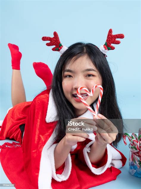 크리스마스 트리와 선물 상자와 바닥에 누워 산타 클로스 의상을 입고 아시아 십대 소녀 12월에 대한 스톡 사진 및 기타 이미지