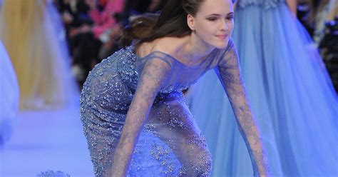 Modelo Cai Na Passarela Durante Desfile De Alta Costura Em Paris
