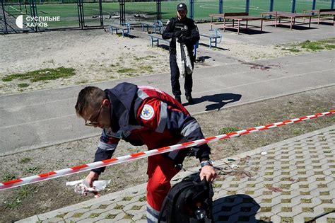 Зявилися фото наслідків влучання по стадіону біля школи у Харкові поранених вже 7 Читайте на