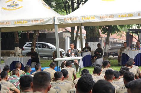 PRAJURIT RODA RANTAI RESIMEN KAVALERI 1 MARINIR IKUTI JAM KOMANDAN