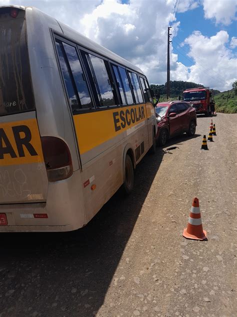 Colisão entre ônibus escolar e carro deixa uma pessoa ferida