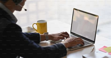 흰색 빈 화면 노트북에 타이핑하고 업무용 책상에 앉아 콜센터에서 일하는 헤드셋을 쓴 젊은 똑똑한 운영자의 측면 사진 사진 Unsplash의 태국 이미지