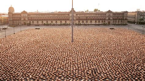Spencer Tunick regresó a Ciudad de México y desnudó por lo menos 50