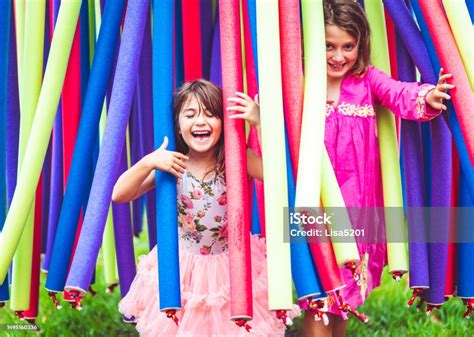 아이들은 여름 카니발 박람회나 야외 축제에서 함께 놀아요 2명에 대한 스톡 사진 및 기타 이미지 2명 6 7 살 8 9