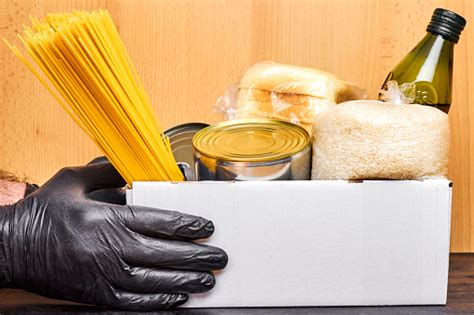 쌀 파스타와 상자를 들고 고무 장갑에 배달 남자 기름과 통조림 식품 자선 기부 상자 음식 서비스 제공 개체 그룹에 대한 스톡 사진 및 기타 이미지 Istock