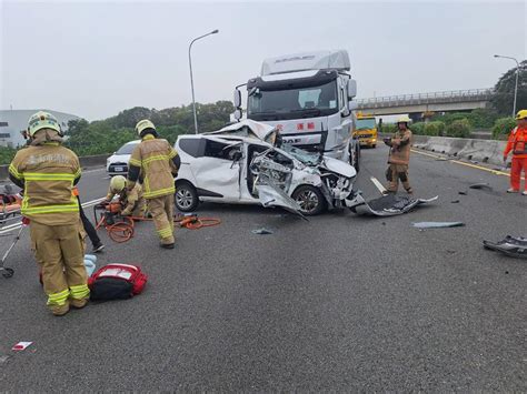 國1南下麻豆段「4車連環撞」4人送醫 車流回堵5公里