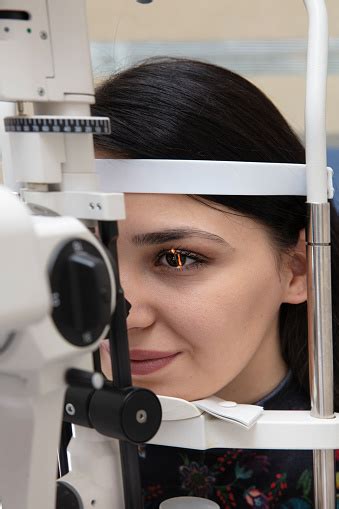 눈 관리에 대 한 첨단 기술 컨셉 건강눈을 컨트롤 하기 위해 젊은 여성에 게 양 안 슬릿 램프를 사용 하 여 안과 의사의 안경사 안과 주치의 각막에 대한 스톡 사진 및 기타