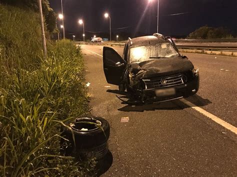 Carro sobra na pista bate em mureta e capota na BR 230 em João Pessoa