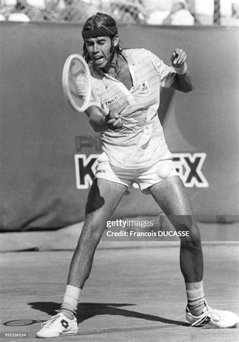 Le Joueur De Tennis Péruvien Pablo Arraya Pendant Le Tournoi Passing