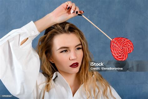 회색 배경에 빨간 하트가있는 흰색 셔츠에 흰색 금발 여성 1 명 20 24세에 대한 스톡 사진 및 기타 이미지 20 24세 감정 공휴일 Istock