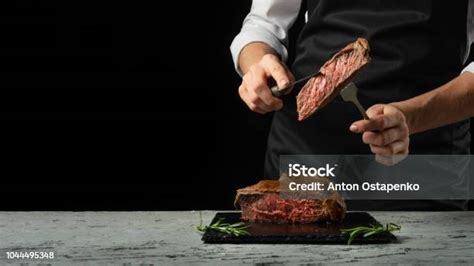 요리사 검은 배경과 텍스트 또는 레스토랑 메뉴에 대 한 열린 공간에 고기 스테이크를 잘라 가로 사진 검은 텍스트 영역입니다 갈색에 대한 스톡 사진 및 기타 이미지 Istock