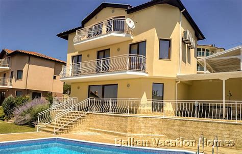 Триетажна реновирана вила в Кошарица Триетажна къща 251 кв м РЗП 500 кв м двор Къщи Вил