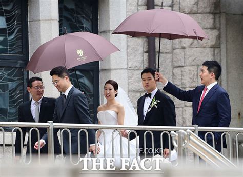 [tf포토] 현대가 한자리에 모인 현정은 차녀 정영이 결혼식 포토 기사 더팩트