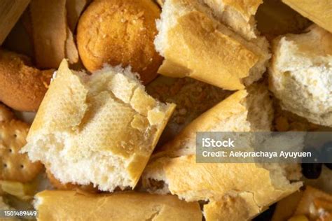 테이블 위의 다양한 빵과 베이커리 품목은 신선하고 바로 먹을 수 있습니다 0명에 대한 스톡 사진 및 기타 이미지 0명 2015년 가득 찬 Istock