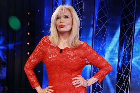Amanda Lear Il Lutto Della Cantante Per Il Marito Morto In Un Incendio
