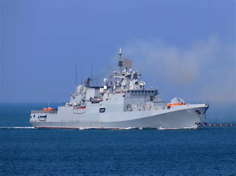 Фрегат Адмирал Макаров Черноморского флота на подходе к Севастополю
