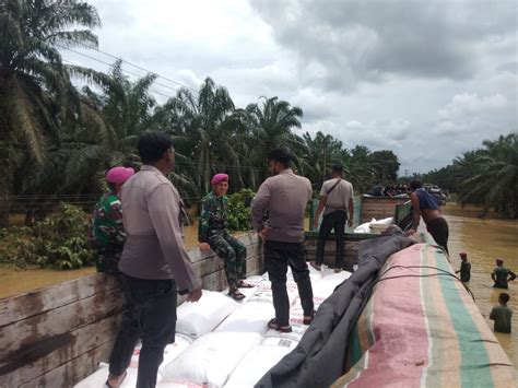Polisi Bersama Marinir Bantu Kenderaan Terjebak Banjir Di Perbatasan