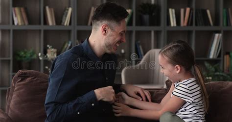 Känslosam Glad Ung Pappa Som Knullar Liten Dotter Arkivfilmer Video Av Föräldraskap