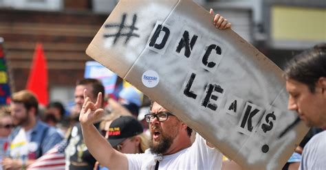 Dnc Makes A Public Apology To Bernie Sanders After Email Leaks The Verge