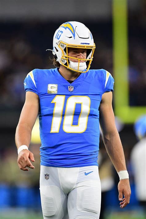 Los Angeles Chargers Quarterback Justin Herbert Adjusts His Rubs Artofit