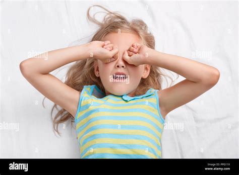 Foto Von Angenehmen Leicht Behaarte Mädchen Reibt Sich Die Augen Will Schlafen In Nachtwäsche