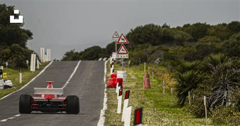 도로를 달리는 빨간 경주용 자동차 사진 Unsplash의 무료 자동차 이미지