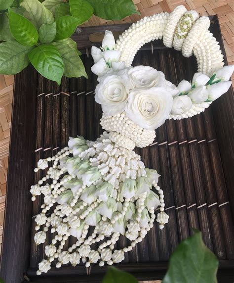 มาลัยช่อเอื้องสีขาว เพิ่มความสวยด้วยชายมาลัยฟรุ้งฟริ้ง 😄 ให้ความรู้สึก สง่างามและอ่อนโยน หวานๆ