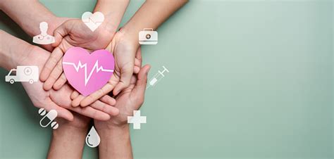 맥박 심전도 건강 관리 장기 기증 가족 생명 보험 세계 심장의 날 세계 보건의 날 기도 개념으로 붉은 심장 기증을 들고 성인과