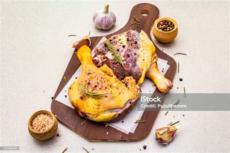 원시 오리 다리 전통적인 프랑스 콩피 준비를 위한 신선한 바이오 성분 0명에 대한 스톡 사진 및 기타 이미지 0명 가금류