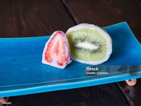 딸기와 녹색 키위의 과일 Daifuku 흰 콩 페이스트와 규히로 싸인 과일을 곁들인 일본 과자 Washoku에 대한 스톡 사진