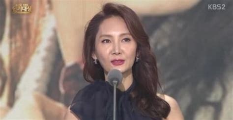 채시라 ‘kbs 연기대상 최우수연기상 수상 “치열하게 사는 배우될 것” 전자신문