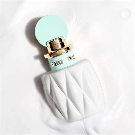 Miu Miu的fleur De Lait Eau De Parfum香水 ~ 新香水