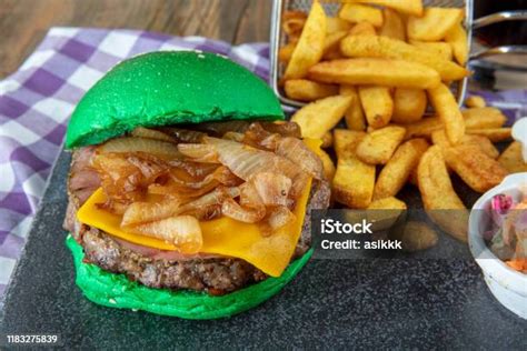 그린 버거 나무 배경에 녹색 롤빵 햄버거 텍스트에 배치합니다 감자 요리에 대한 스톡 사진 및 기타 이미지 감자 요리 고기 굽기 Istock