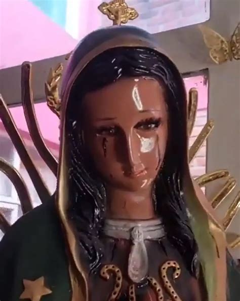 Mexique Une Statue De La Vierge Marie Pleure Des Larmes De Sang