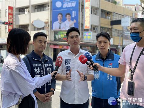 「你的蛋蛋健康嗎？」 藍營中市立委選將掛首面護食安看板上架