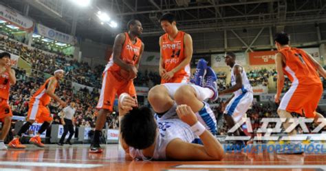 포토 코트에 누운 하승진 두명한테 밀렸네~