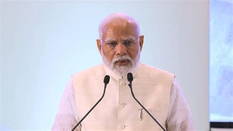 डाक टिकट लॉन्च के मौके पर Pm मोदी ने कुछ इस तरह से दिया स्वच्छ भारत का