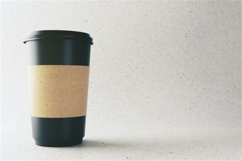 Tasse à Café En Papier Noir Avec étiquette Propre Sur Fond Clair