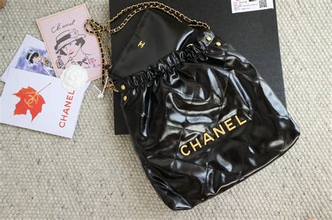 Túi xách nữ Chanel 22 Small Handbag