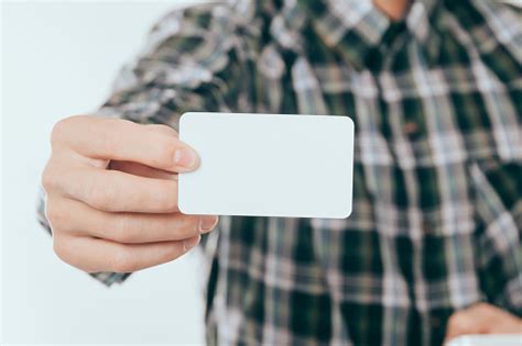 명함 이랑 젊은 남자 표시 또는 빈 명함 주는 사용 우리 연락처 Id 정보 디자인 서식 파일을 모의 카드에 클리핑 패스에 대 한
