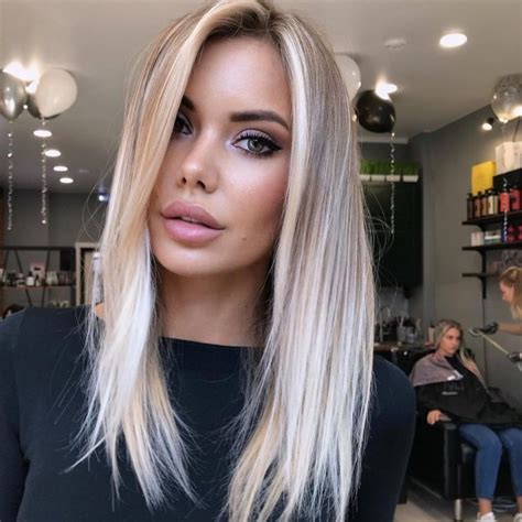 Бежово руса прическа бели кичури За Жената