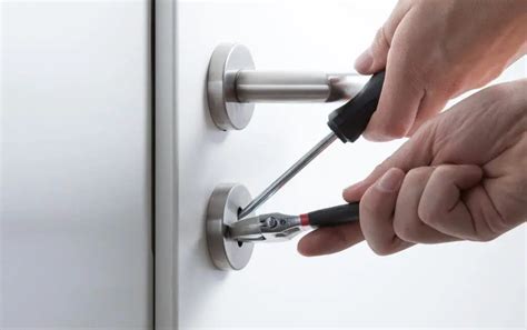 Comment ouvrir une porte sans clé sans la casser MamanSanta