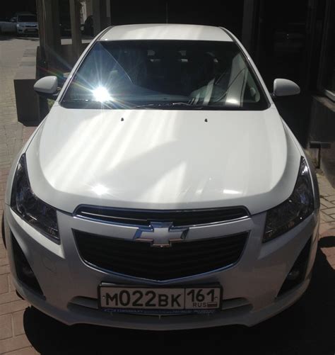 Поклейка значков белой пленкой под змеиную кожу — Chevrolet Cruze 1g 1 6 л 2013 года