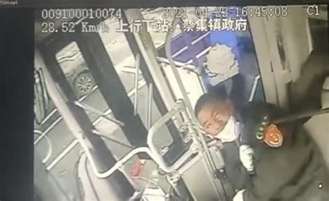 运营途中突发疾病 宿迁的这名公交驾驶员昏倒前拼尽全力将车停稳荔枝网新闻