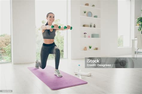 체육관 처럼 집에서 보라색 매트에 서 체조 운동을 하 고 강한 아령을 들고 즐거운 활동적인 선수 여자의 전체 길이 사진 건강한 생활방식에 대한 스톡 사진 및 기타 이미지