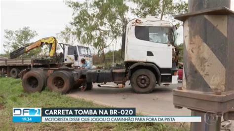Vídeo Caminhão tomba na BR 020 DF2 G1