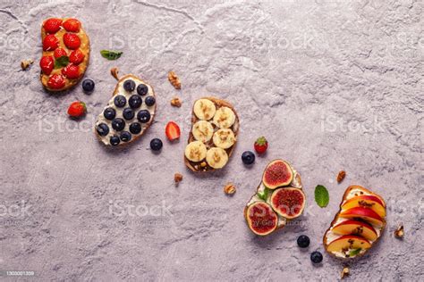 크림 치즈 견과류 버터 과일과 열매를 곁들인 홈메이드 여름 토스트 0명에 대한 스톡 사진 및 기타 이미지 0명 건강한