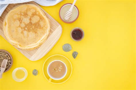 슈로베타이드 마스티카 버터 위크 페스티벌 식사 노란색 배경에 버터 꿀 잼이 있는 러시아 팬케이크 상단 보기 플랫 레이 0명에