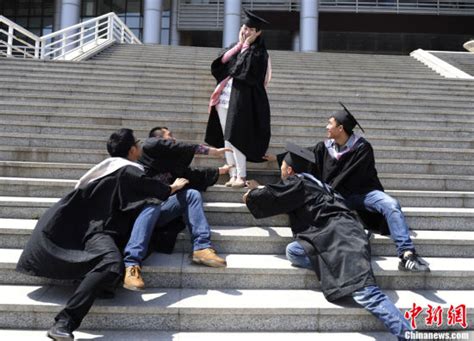 大学生另类毕业照纪念青春 身穿学士服摆各种另类姿势动作搞怪风趣新浪河北教育新浪河北