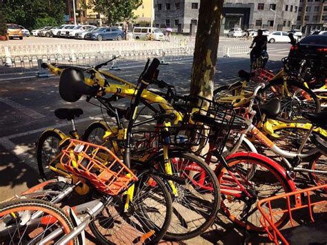 北京街頭，共享單車肆意堆放如「疊羅漢」，尷尬了誰 每日頭條